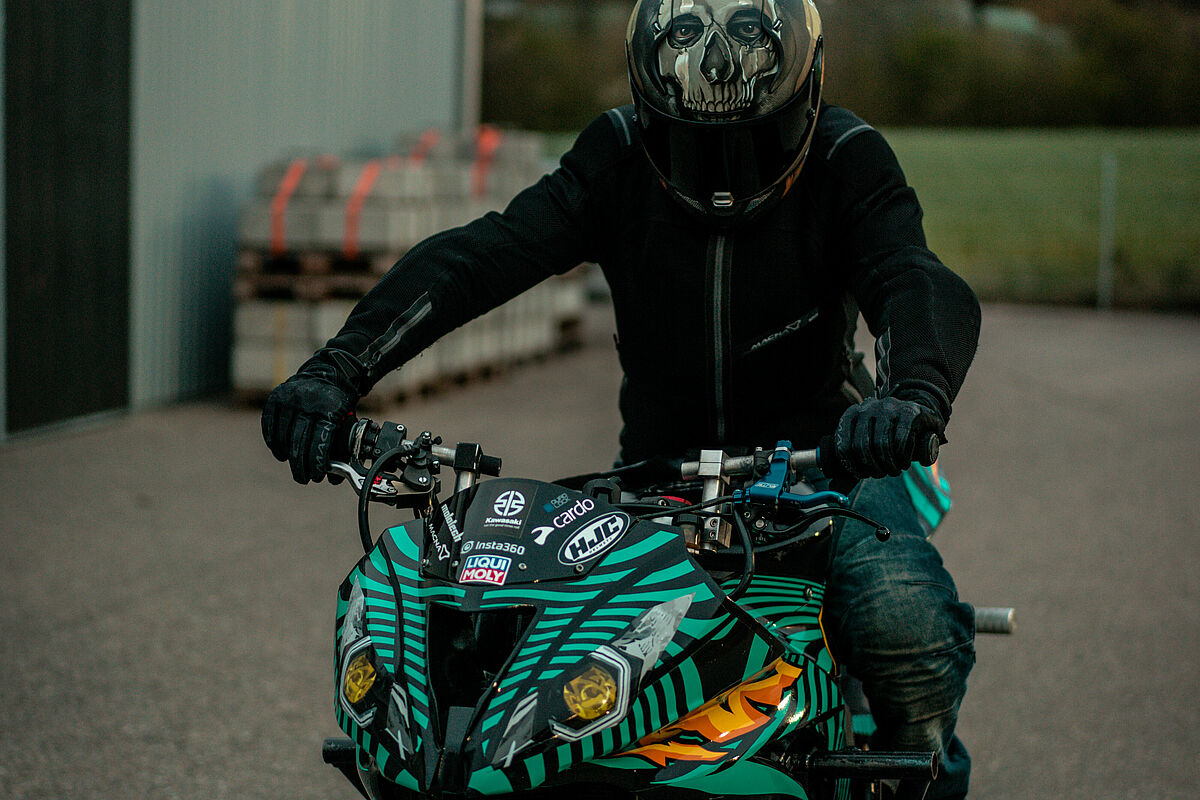 Optimally lubricated motorcycle stunts like Swiss clockwork | LIQUI MOLY